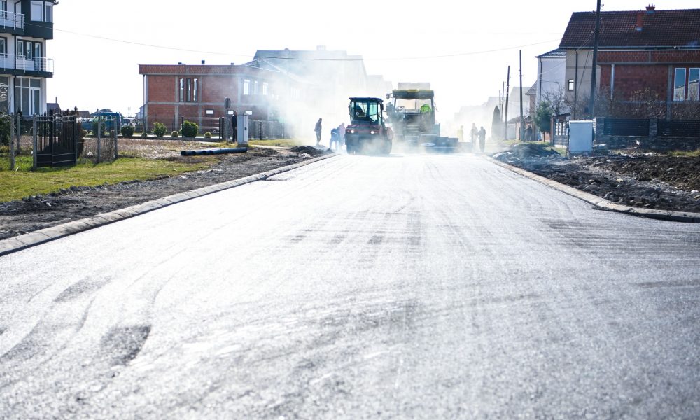 Nis asfaltimi i rrugë "Xhemajl Mustafa" në gjatësi rreth 600 metra në ...