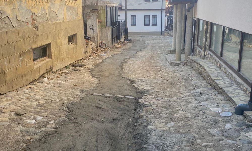 Punime që po shkatërrojnë rrugët historike në zonën e mbrojtur të ...